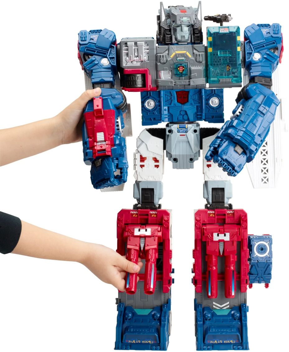 NEW PREORDER Return of Titans Return Titan Class Fortress Maximus Figure this Fall